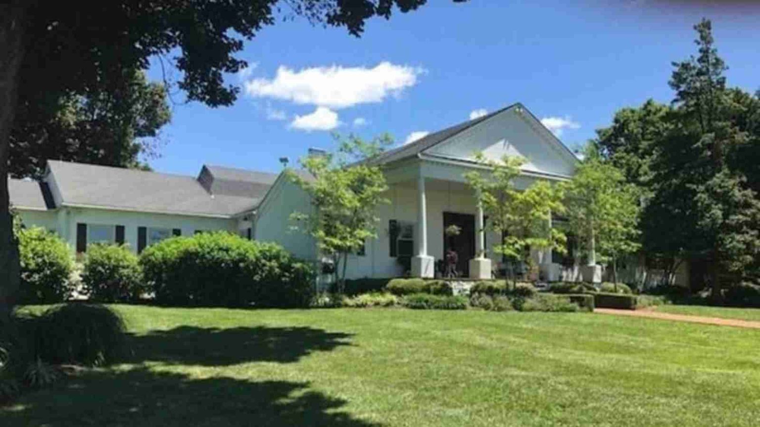 Johnny Depp Houses: Know All About His Mansions, Farmhouse, Bahamas ...