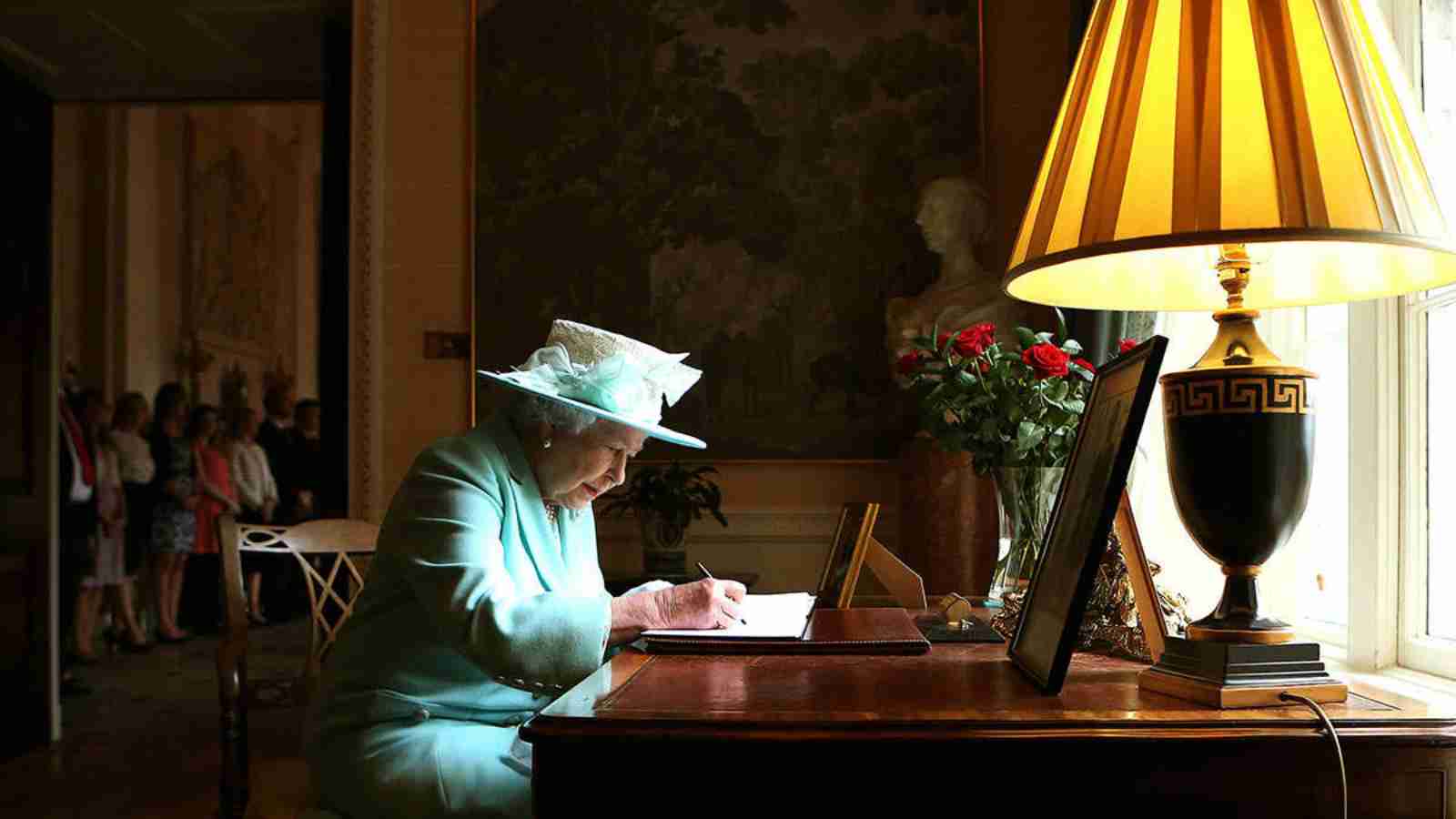 Secret Letter Of Queen Elizabeth II That Can't Be Opened Until 2085 ...