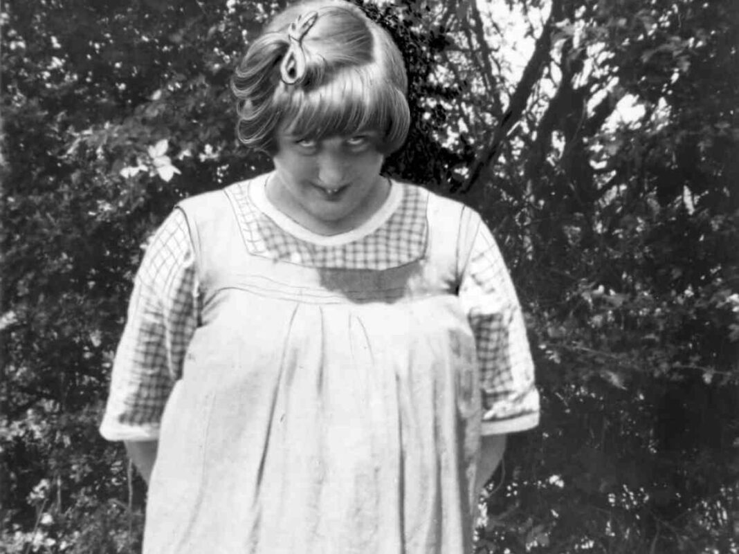 Who Are Nerissa And Katherine Bowes-Lyon, Queen Elizabeth's Cousins ...