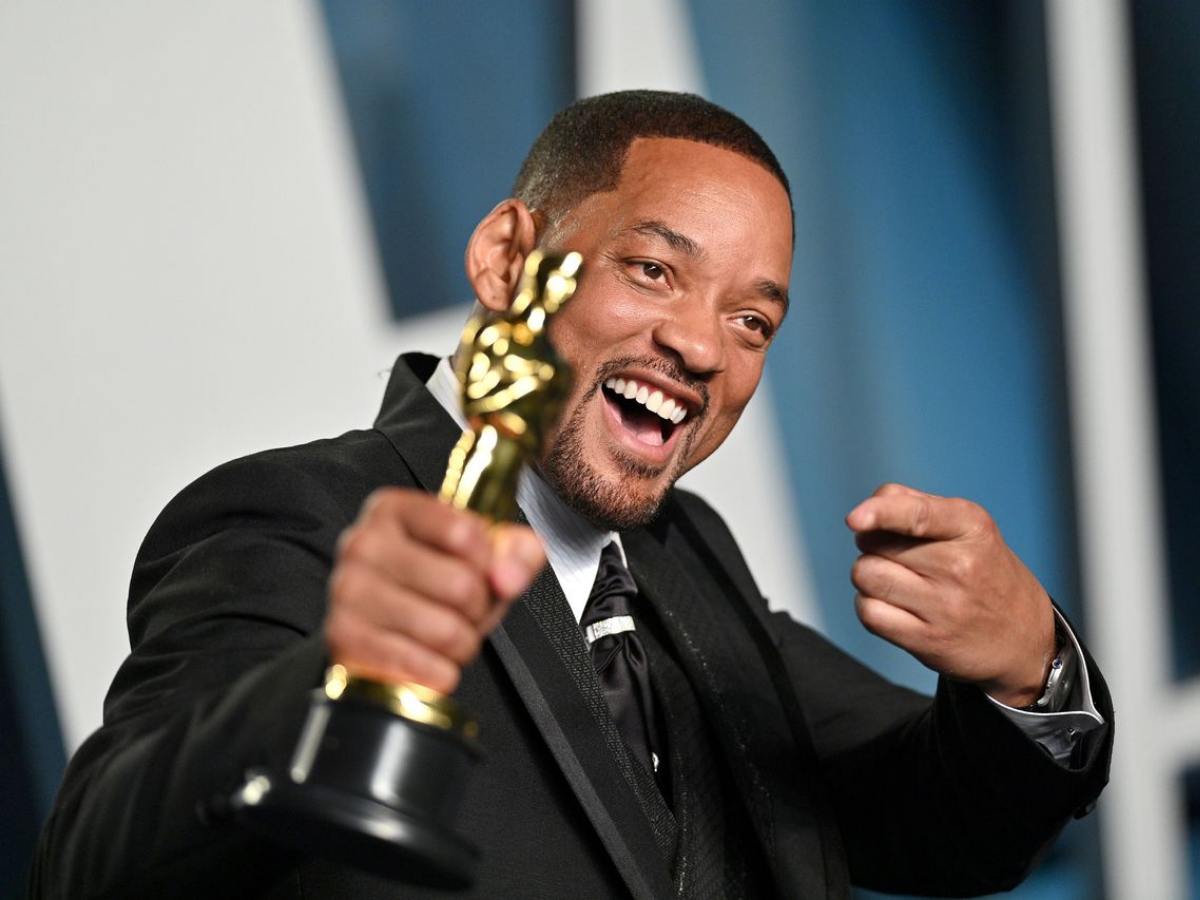 Will Smith Holds His Oscar While Making Fun Of The Slapgate Incident On ...