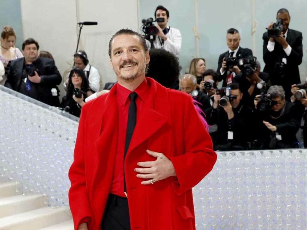 "He Is The Carpet Literally": Pedro Pascal's Bright Red Overcoat At Met ...