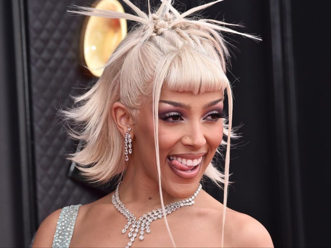 "She's Totally Lost It": Fans Are Worried For Doja Cat As She Reveals ...