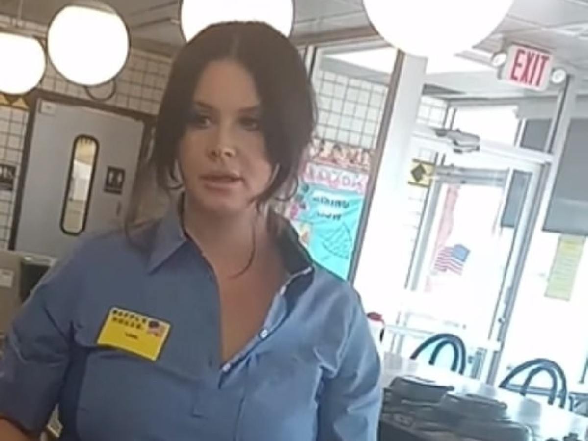 Watch: Lana Del Rey Spotted Working At A Waffle House In Alabama