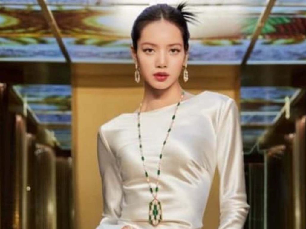 Blackpink's Lisa Becomes The First K-Pop Soloist And K-Pop Female Act ...