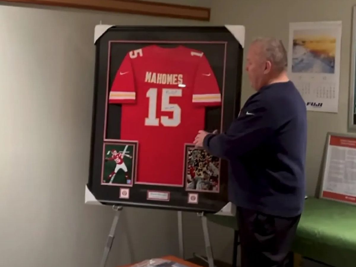 Travis Kelce And Taylor Swift Donate Signed Kansas City Chiefs Jersey ...