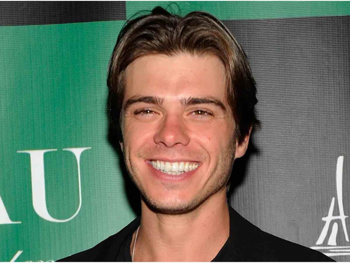 "Showed Up In His Robe, Asked Me To Take My Clothes Off": Matthew ...