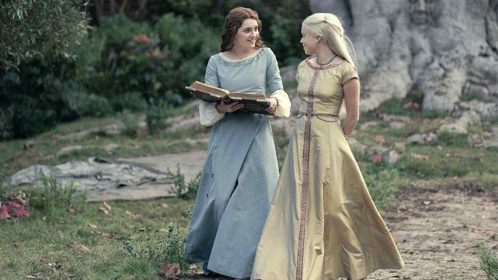 Why Did Alicent Hightower Swap Her Green Dress For Blue In 'House Of The Dragon' Season 2 Finale ...