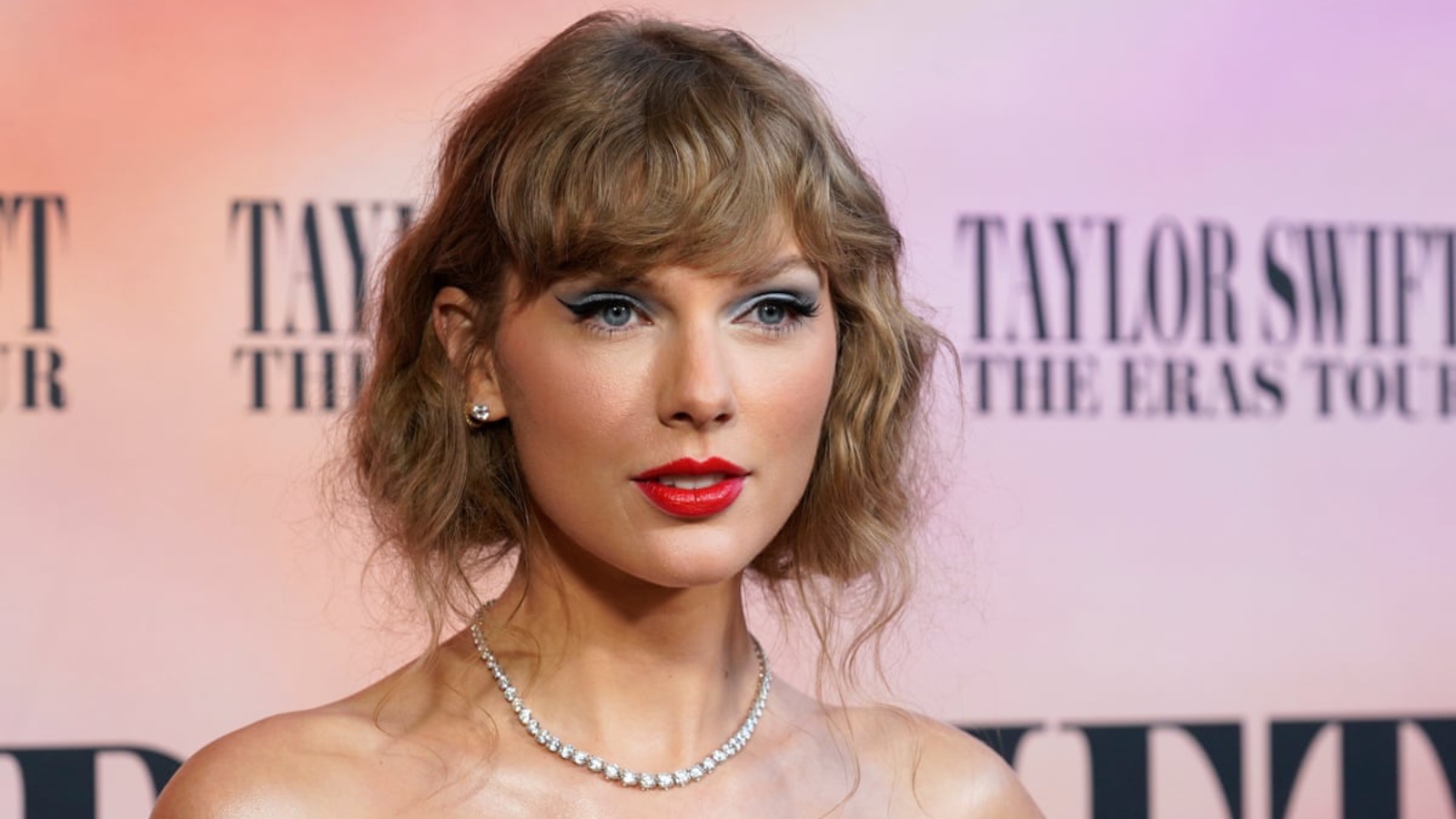 "Thrilling, Twisted, Wickedly Funny": Taylor Swift Raves About Zoe ...