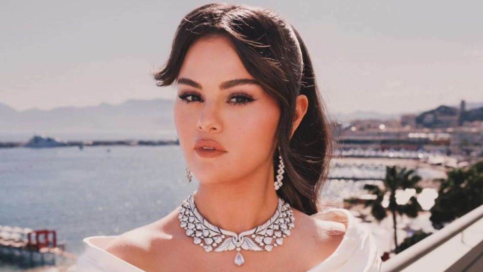 Selena Gomez Surprises Colorado High School Volleyball Team With A ...